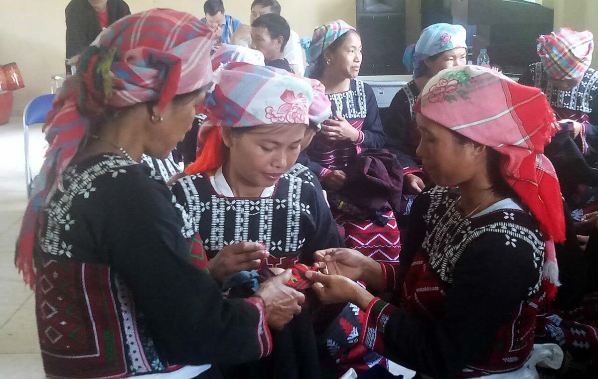 54 Groups: Phu La People Of Vietnam - Offroad Vietnam Tours